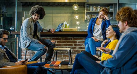 웃 고 이야기 하 고 함께 동료입니다 비즈니스 팀 회의 레스토랑 라운지에서 다민족 사람들의 그룹입니다 팀웍 기업 다양성 및 사회 개념입니다 3 명에 대한 스톡 사진 및 기타