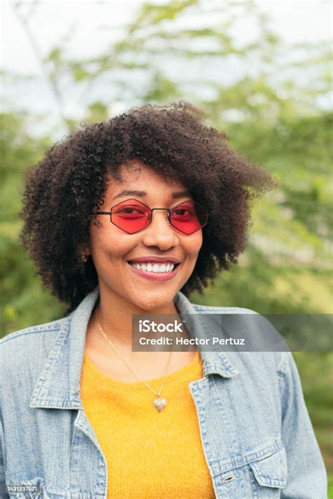아프리카 여자는 녹색 자연 배경에 교차 그녀의 팔로 포즈를 취하면서 미소 짓는다 20 24세에 대한 스톡 사진 및 기타 이미지 20 24세 머리 모양 명랑한 Istock