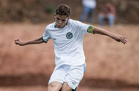 Conheça Lucas Fraga Volante Da Base Esmeraldina Que Vem Se Destacando Em Uma Categoria Acima