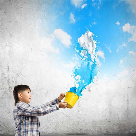 抽象创意图片 对墙上泼蓝色油漆的孩子素材 高清图片 摄影照片 寻图免费打包下载