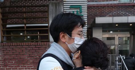 수험장 앞에서 엄마와 포옹하는 수험생