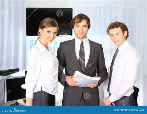 Personas Que Trabajan En La Oficina Foto De Archivo Imagen De Oficina
