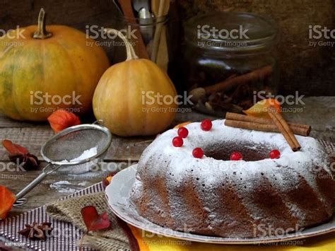 크랜베리와 향신료 호박 Bundt 케이크 가루 설탕 나무 바탕에 뿌려 수 제가 베이킹 0명에 대한 스톡 사진 및 기타 이미지 0명 건강한 식생활 공휴일 Istock