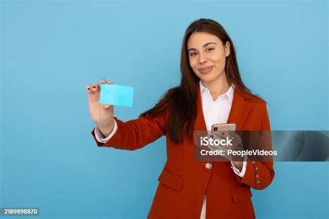 신용 카드와 스마트 폰으로 온라인 쇼핑하는 세련된 라틴계 여성 25 29세에 대한 스톡 사진 및 기타 이미지 25 29세 Brand Name Mobile Payment