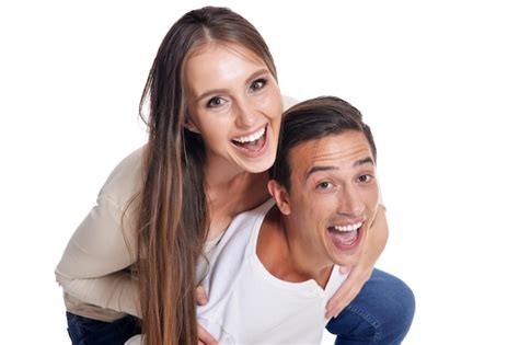 Retrato De Feliz Pareja Joven Posar Foto Premium