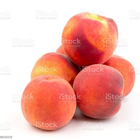 여름 과일 배경 흰색 배경에 잘 익은 육즙 복숭아 공간을 복사합니다 신선한 유기농 과일 비건 식품 수확 개념 0명에 대한 스톡 사진 및 기타 이미지 Istock