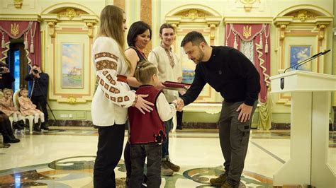 Президент вручив сертифікати на отримання квартир Героям України та родинам загиблих Героїв