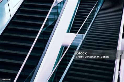 선형 선의 반복 패턴은 공공 장소에서 현대 계단의 건축 기능의 일부입니다 0명에 대한 스톡 사진 및 기타 이미지 0명 강철