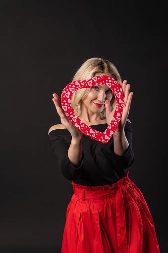 눈 높이 발렌타인 카드 발렌타인 배경 발렌타인 데이 바닥 하트 사랑스러운 레이아웃에 마음을 들고 소녀 영감은 예술입니다 이벤트 느낌 빨간 드레스 소녀의 선물 맨발로 널판지에