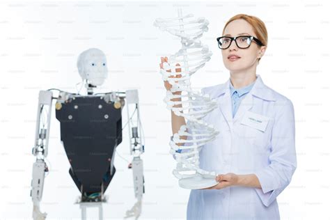 좋은 생각입니다 실험실에서 과학적 목적으로 연구하면서 인간 Dna 모델을 들고 있는 진지한 부지런한 전문 과학자 사진 Unsplash의 이미지 기법 이미지