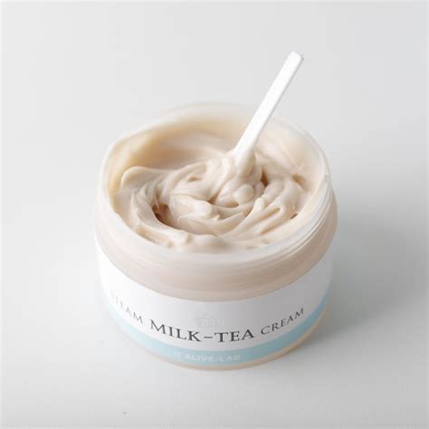 얼라이브랩 스팀 밀크티 크림💡 진하게 우린 밀크티의 촉촉함을 즐겨봐 스팀 밀크의 거품처럼 보들보들 피부결을 느낄 수 있을거야☺️ 얼라이브랩 스팀밀크티크림 수분크림