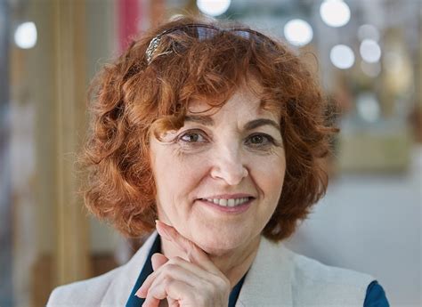 15 Flattering Wavy Hairstyles For Fine Haired Women Over 50