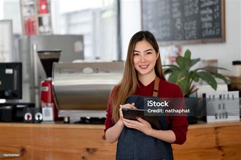 커피 숍에서 성공적인 중소기업 비즈니스 소유자의 초상화 아시아 여성 바리스타 카페 주인 중소기업 창업자 셀러 사업 개념 경영자에 대한 스톡 사진 및 기타 이미지 Istock