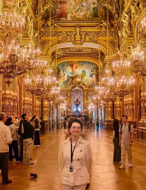 袁立与小12岁老公看展，53岁打扮一下年轻又漂亮，夫妻不显年龄差