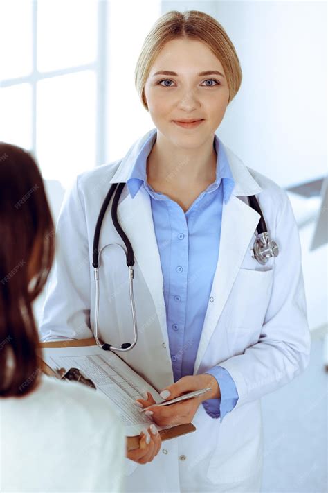 Joven Doctora Y Paciente En Un Examen Médico En El Consultorio Del