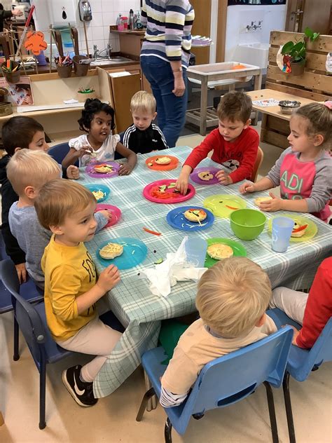 Making Pizza Faces Evesham Nursery School