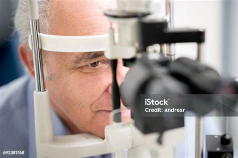 환자는 안경점에서 시력 검사를 받고 안과의사에 대한 스톡 사진 및 기타 이미지 안과의사 건강 진단 건강관리와 의술 Istock