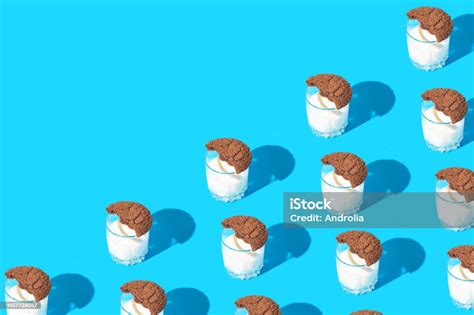 파란색 배경에 우유 한 잔에 갈색 미국 쿠키로 만든 창의적인 패턴 최소한의 스타일 베이커리와 패스트리 개념 아침 식사에 대한 아이디어 단일 이미지에 대한 스톡 사진 및 기타