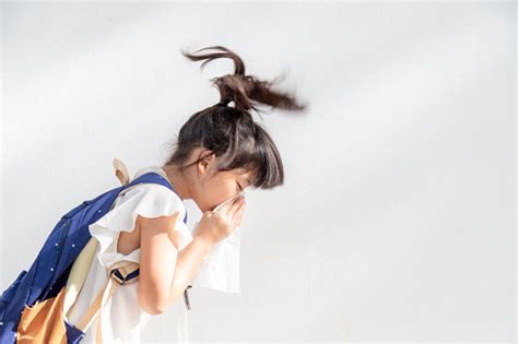 약한 또는 바이러스와 먼지 날씨에서 박테리아 때문에 티슈 페이퍼에 코와 차가운 기침에 재채기와 아픈 아시아 어린이 소녀 6 7 살에 대한 스톡 사진 및 기타 이미지 Istock