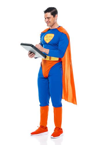 흰색 배경 앞에 서있는 백인 남성 영웅 케이프를 입고 의류 및 유지 체크리스트 30 34세에 대한 스톡 사진 및 기타 이미지