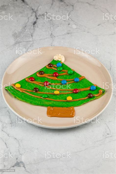 남자 쿠키와 향신료가있는 맛있는 수제 크리스마스 쿠키 나무 테이블에 크리스마스 쿠키 0명에 대한 스톡 사진 및 기타 이미지 0명 겨울 나무 Istock