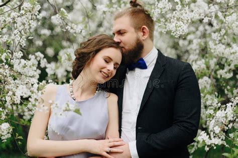 Jovem E Belo Casal No Jardim Contra O Fundo Das Flores De Cereja Foto De Stock Imagem De Junto