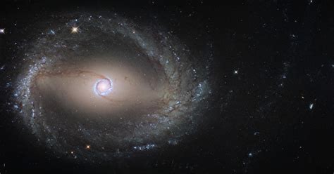 Friends Of Nasa Barred Spiral Galaxy Ngc 1512 And Dwarf Galaxy Ngc 1510 Hubble