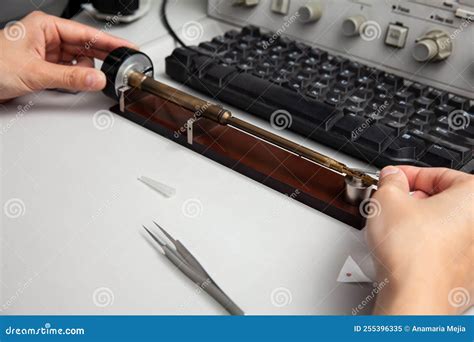 Scanning Electron Microscope Sample Holder At Anna Hannah Blog