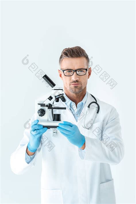 英俊的科学家在白色外套和眼镜移动大脑界面 包图企业站