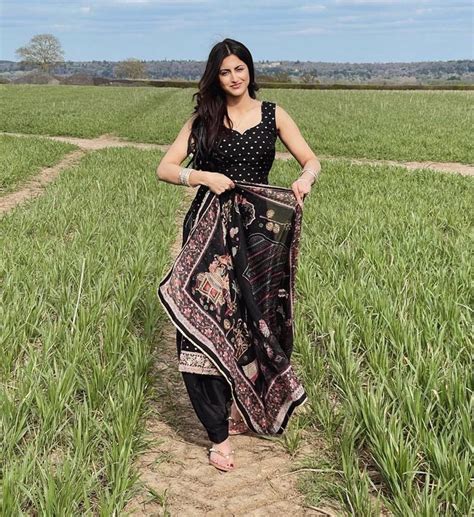 Jasneet Kooner Feet 31 Photos