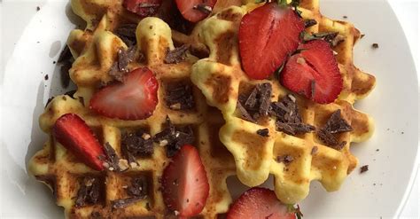 가정식 과일 토핑 달콤한 달콤한 대접 달콤한 아침 디저트 딸기 딸기 요리 만족스러운 맛있는 먹음직스러운 미식가 바삭바삭한 질감 베리 토핑 베이킹