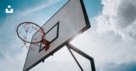 낮 동안 푸른 하늘 아래 농구 골대 사진 Unsplash의 무료 파랑 이미지