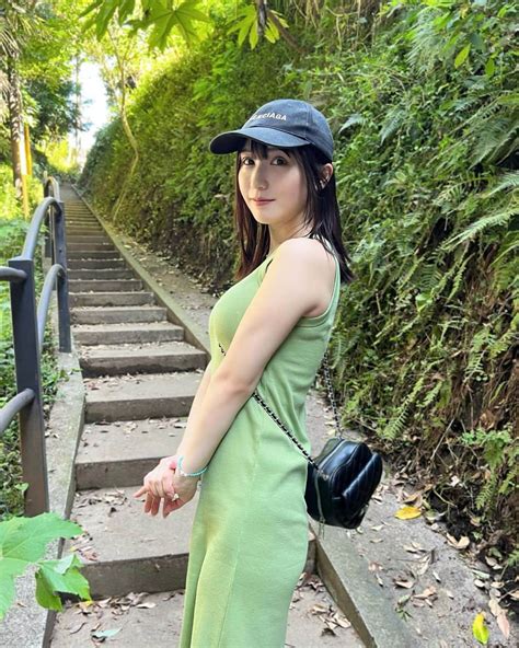 伊藤愛真さんのインスタグラム写真 伊藤愛真instagram 「足パンパン🥹🎈 たくさん歩く日なのに 重たい靴で歩いちゃった