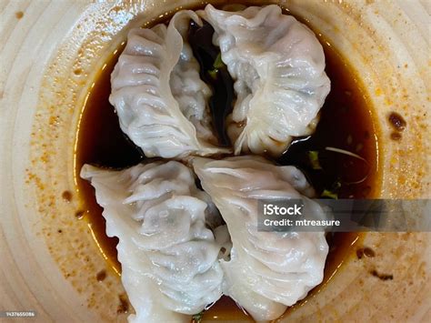 4개의 찐 모모스 흰 밀가루 닭고기와 혼합 야채로 채워진 물 반죽의 전체 프레임 이미지 간장 소스를 곁들인 접시 높은 전망 0명에 대한 스톡 사진 및 기타 이미지 Istock