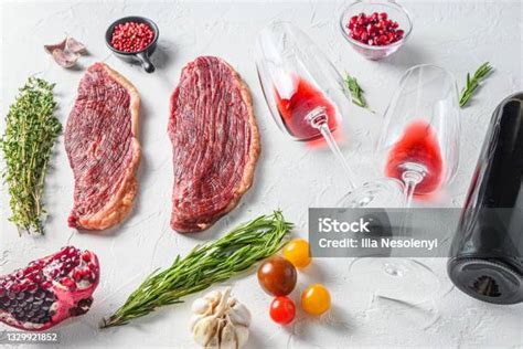 흰색 콘크리트 배경 측면 보기 위에 병 근처 레드 와인 두 잔과 쇠고기 스테이크 고기에 대한 스톡 사진 및 기타 이미지 고기 날것 두껍게 자른 고깃점 Istock