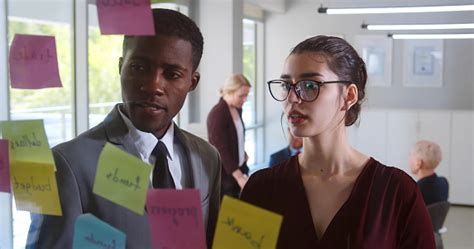 사업가들은 현대 사무실의 유리창에 스티커 노트에 글을 쓰고 계획하고 브레인스토밍한다 2명에 대한 스톡 사진 및 기타 이미지 2명 계획 교육 강좌 Istock