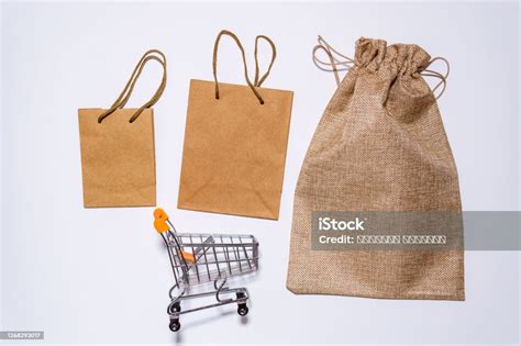 쇼핑이 있는 갈색 종이 봉투는 텍스트를 복사할 수 있는 공간을 처리합니다 흰색 배경에 쇼핑 카트 0에 대한 스톡 사진 및 기타