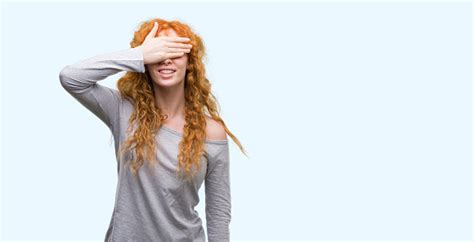 젊은 빨강 머리 여자 웃 고 손으로 덮고 눈 깜짝 하는 얼굴에 웃음 눈 먼 개념입니다 가리기에 대한 스톡 사진 및 기타 이미지 가리기 곱슬 머리 긴 머리 Istock