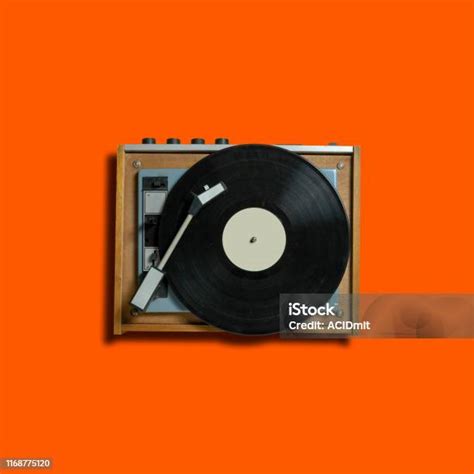 오렌지 배경에 빈티지 턴테이블 비닐 레코드 플레이어입니다 음악을 재생하는 복고풍 사운드 기술 턴테이블에 대한 스톡 사진 및 기타