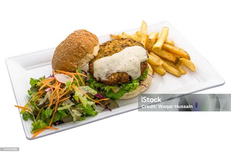 튀김과 샐러드를 곁들인 수제 퀴노아 두부 패티 버거는 패스트 푸드의 평범한 흰색 배경 측면도에 고립 된 요리로 제공됩니다 프렌치 프라이에 대한 스톡 사진 및 기타 이미지