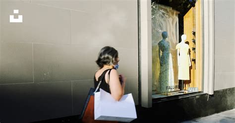 흰색 셔츠와 파란색 데님 청바지를 입은 여자가 거울 앞에 서 있다 사진 Unsplash의 무료 음식 이미지