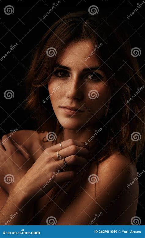 Belleza Natural En La Sombra Una Hermosa Joven Desnuda Sobre Un Fondo Negro Imagen De Archivo