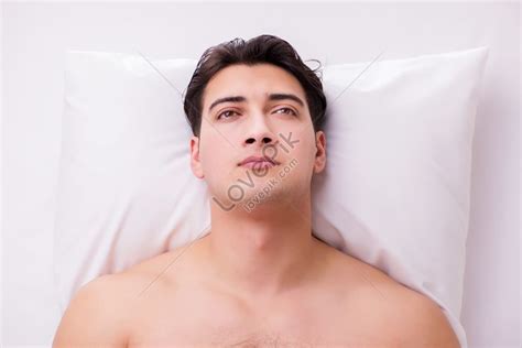 스파 마사지 개념 그림에서 잘생긴 남자 사진 무료 다운로드 Lovepik