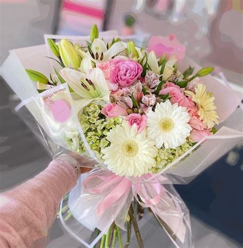 Ramo Primaveral Con Lilis Flores De Amor Y Pasión