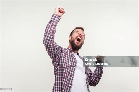 허레이 기뻐하는 우승자의 초상화 수염이 있는 남자가 비명을 지르며 나는 그것을했다 흰색 배경에 고립 된 실내 스튜디오 샷 골인에 대한 스톡 사진 및 기타 이미지 Istock