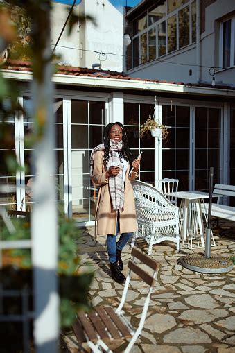 노트북과 커피를 손에 들고 어딘가로 돌진하는 아프리카 소녀 땋은 머리에 대한 스톡 사진 및 기타 이미지 땋은 머리 공부 교육 Istock