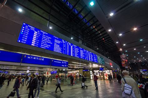 비엔나 의 주요 기차역에서 자신의 기차를 타고 기다리고 승객과 빈 Hauptbahnhof의 출발 보드 Österreichische Bundesbahnen에 대한 스톡 사진