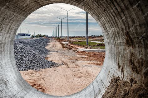 자갈 더미가 있는 산업 배경 자갈 추출 도로 건설 건설 현장에 자갈 더미 프리미엄 사진