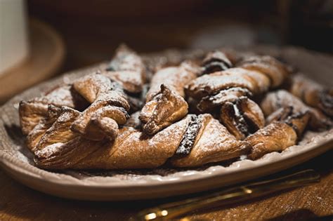 새해 테이블 손님을위한 간식 나무 배경에 크리스마스 트리 형태로 초콜릿을 곁들인 퍼프 패스트리 케이크 가족 휴가의 개념 텍스트에 대한 공간의 복사본입니다 0명에 대한 스톡