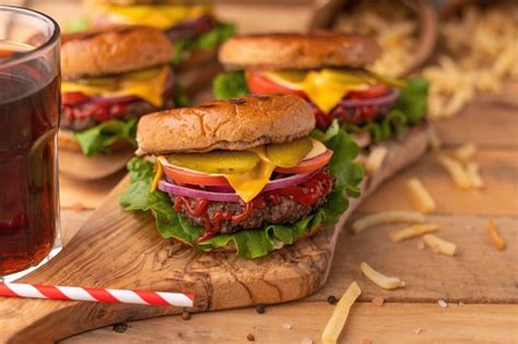 수분이 많은 수제 감자 튀김과 소다 버거 디자인 공간을 갖춘 나무 질감 맛있고 패스트 푸드 고기에 대한 스톡 사진 및 기타 이미지 Istock